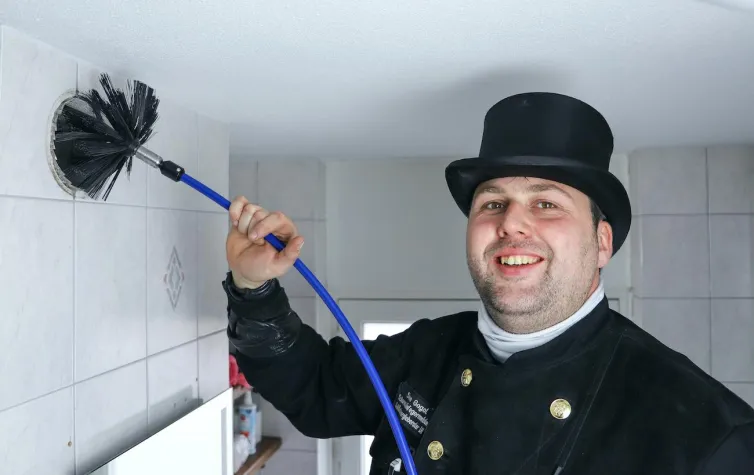 Ein Schornsteinfeger sorgt für frischen Atem im Gebäude
