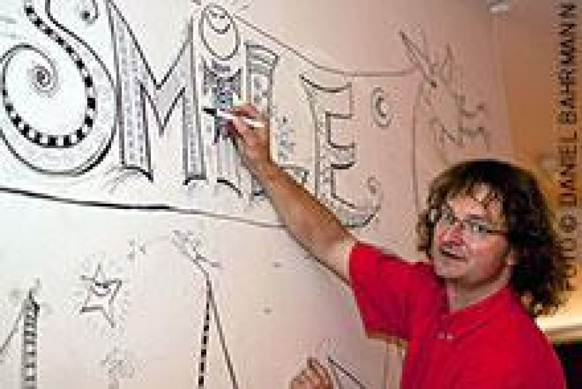 Der Künstler Kay "Leo" Leonhardt gestaltet auf der Messe LebensArt in ...