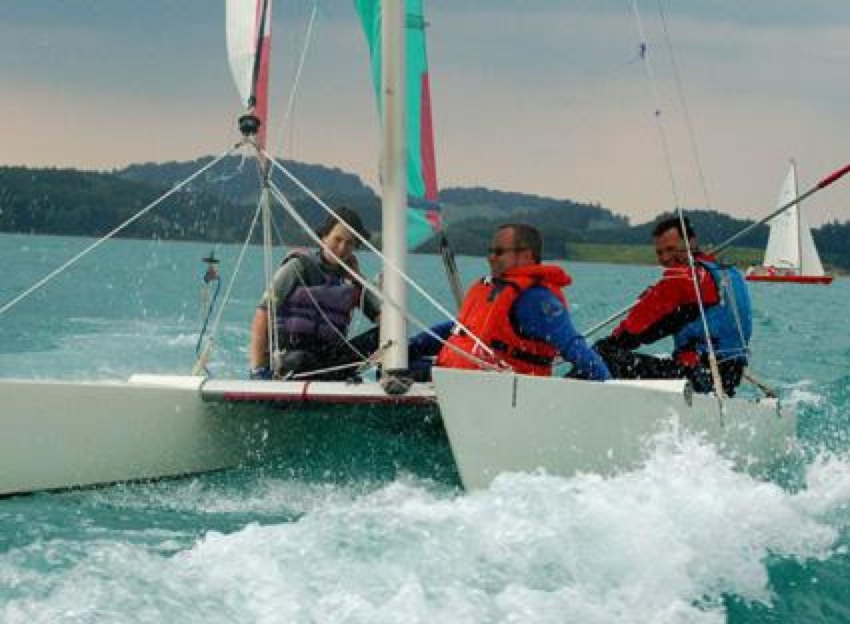 Sportlich segeln auf zwei Kufen: Katamaran-Kurse auf dem Allgäuer ...