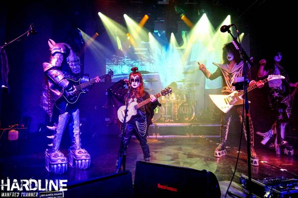 "Die KISS Forever Band gibt ein grandioses Debütkonzert mit der 7 ...