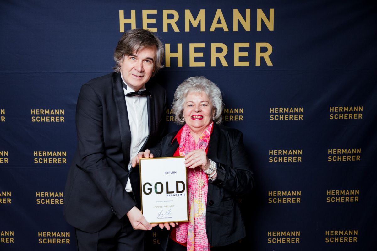 Selbstbewusstsein mit Humor Expertin Anne Weber rockt die Bühne - openPR