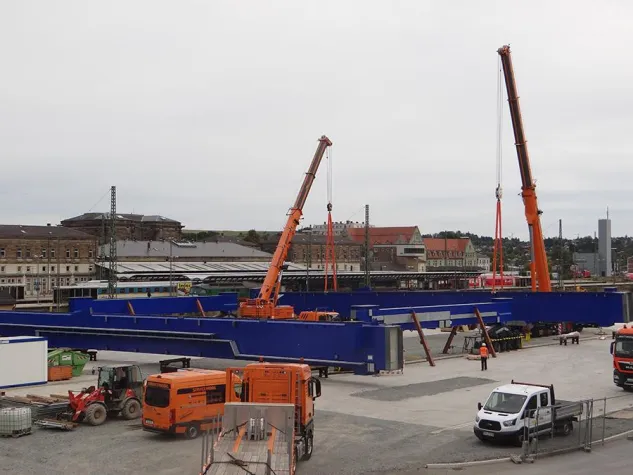 Am Contargo-Terminal in Hof werden zwei Containerkräne aufgebaut