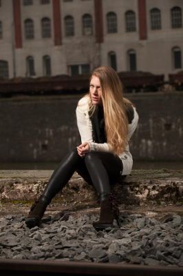 Die Frankfurter Sängerin und Songwriterin LAURYN MARK startet mit Ihrer ...