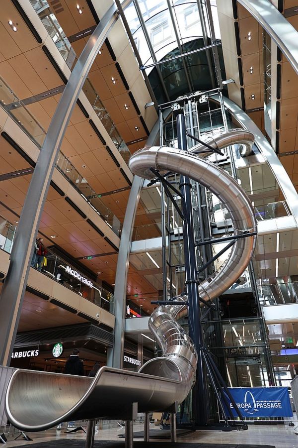 Riesen-Indoor-Rutsche in der Europa Passage Hamburg