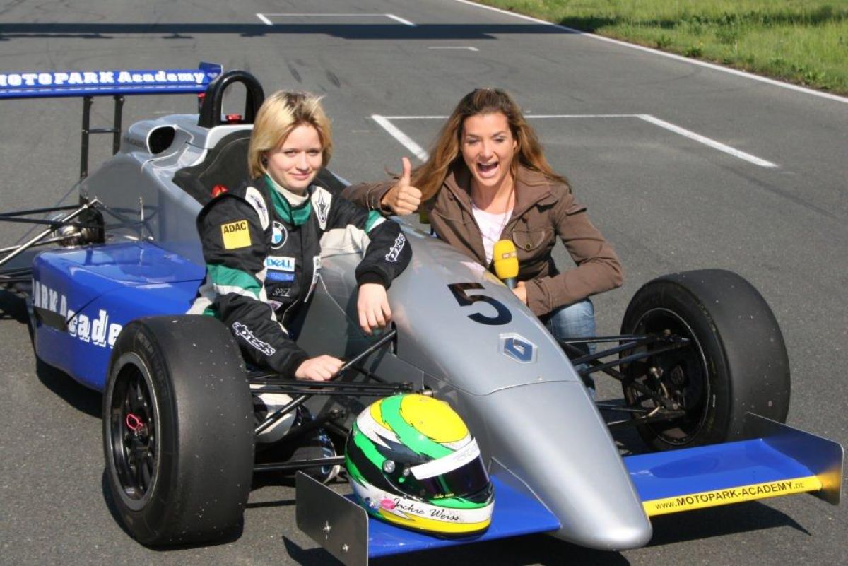 Jackie Weiss gibt Vollgas für den TV Sender RTL in der MotorsportArena ...