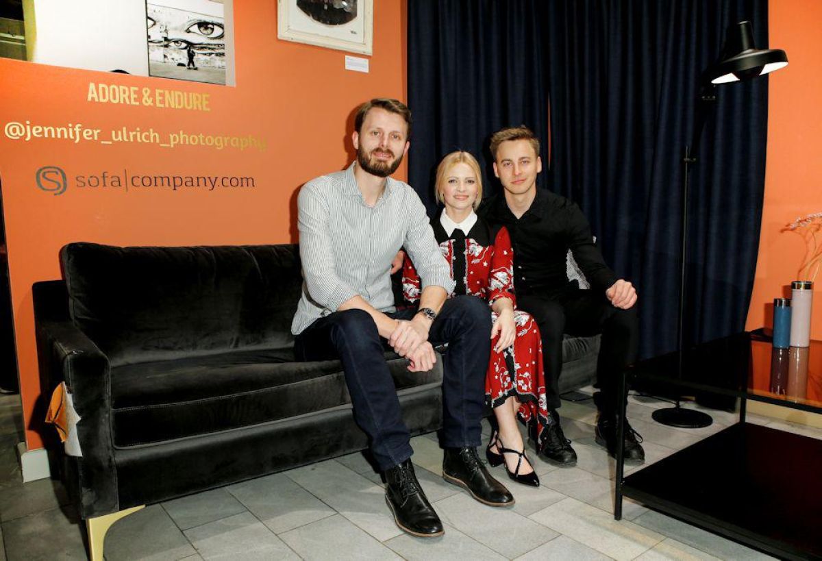 Jennifer Ulrich eröffnet Fotoausstellung ADORE&ENDURE bei Sofacompany
